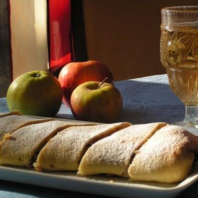 Štrúdl z křehkého těsta recept - Labužník.cz