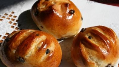 Pain au lait - sladké briošky s čokoládovými peckami recept - Labužník.cz
