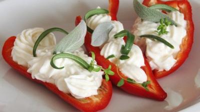 Plněná paprika s tvarohovou pěnou recept - Labužník.cz