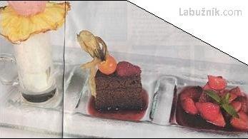 Čokoládový řez s jahodami recept - Labužník.cz