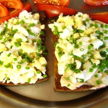 Topinka s vejcem a se slaninou recept - Labužník.cz