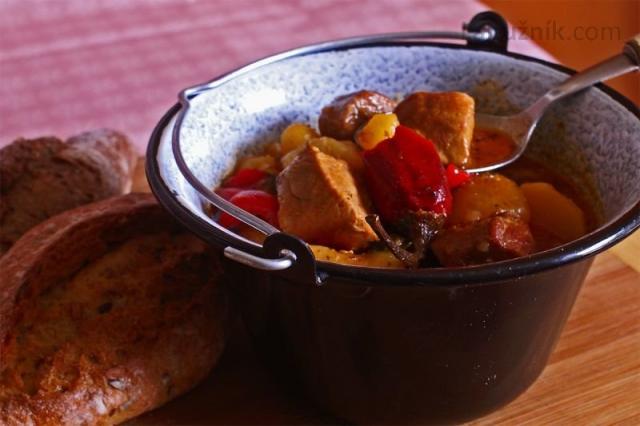 Kotlíkový guláš po cikánsku recept - Labužník.cz