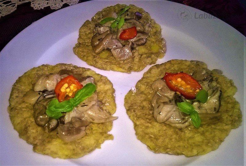 Bramborovo-žitné placky s houbami recept - Labužník.cz