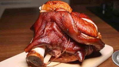 Vařené uzené koleno recept - Labužník.cz