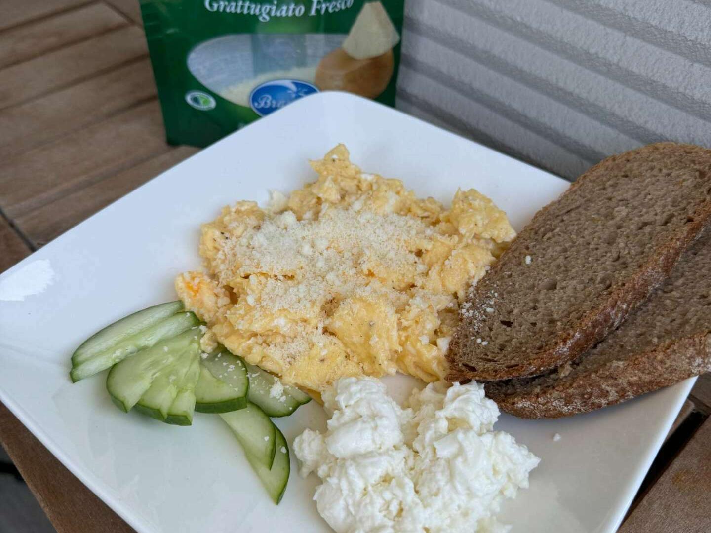 Míchaná vajíčka s mozzarellou a parmazánem recept - Labužník.cz