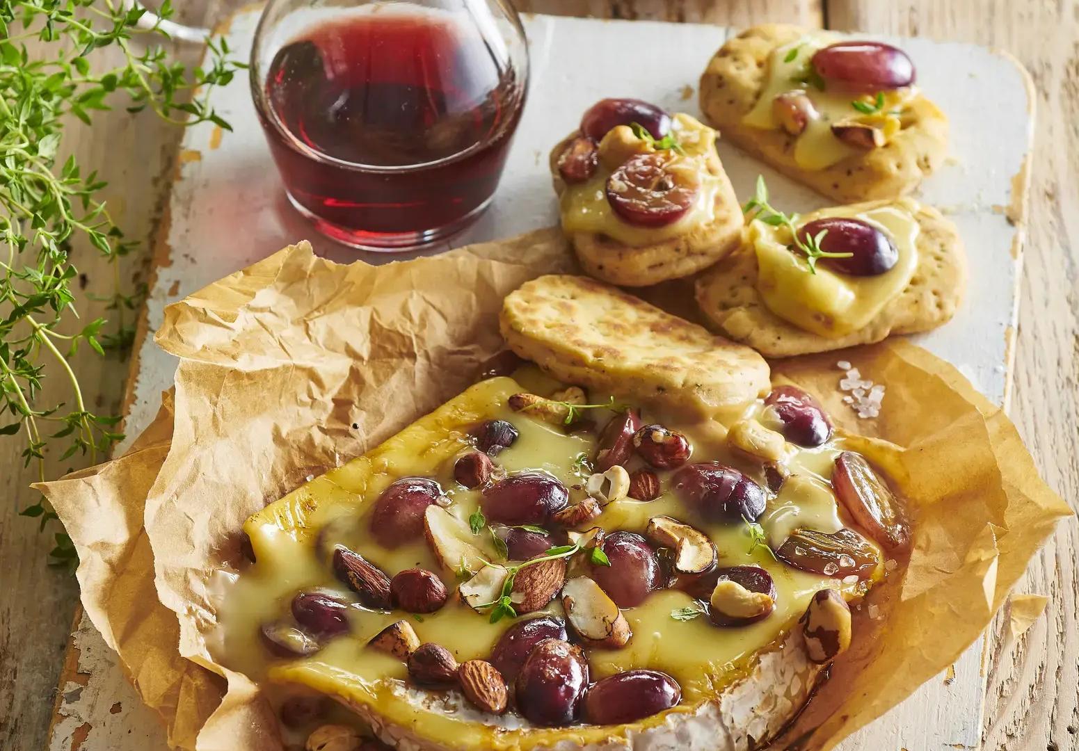 Pečený sýr s hroznovým vínem a domácími krekry recept - Labužník.cz