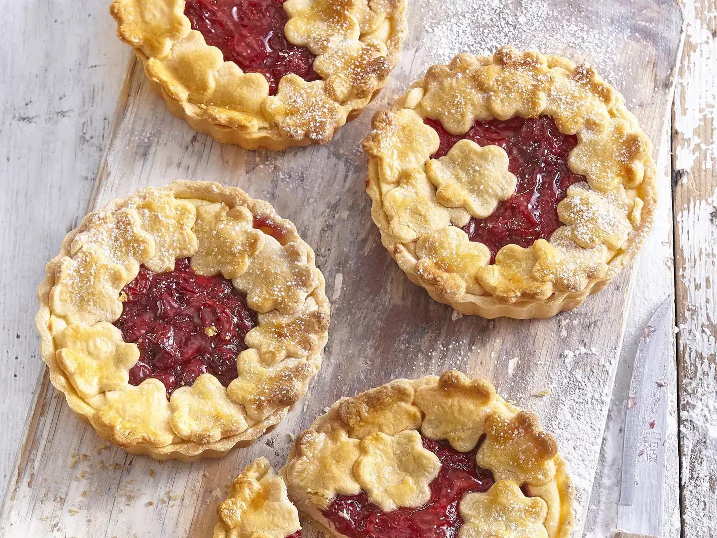 Linecké koláčky s tvarohem a ovocem recept - Labužník.cz