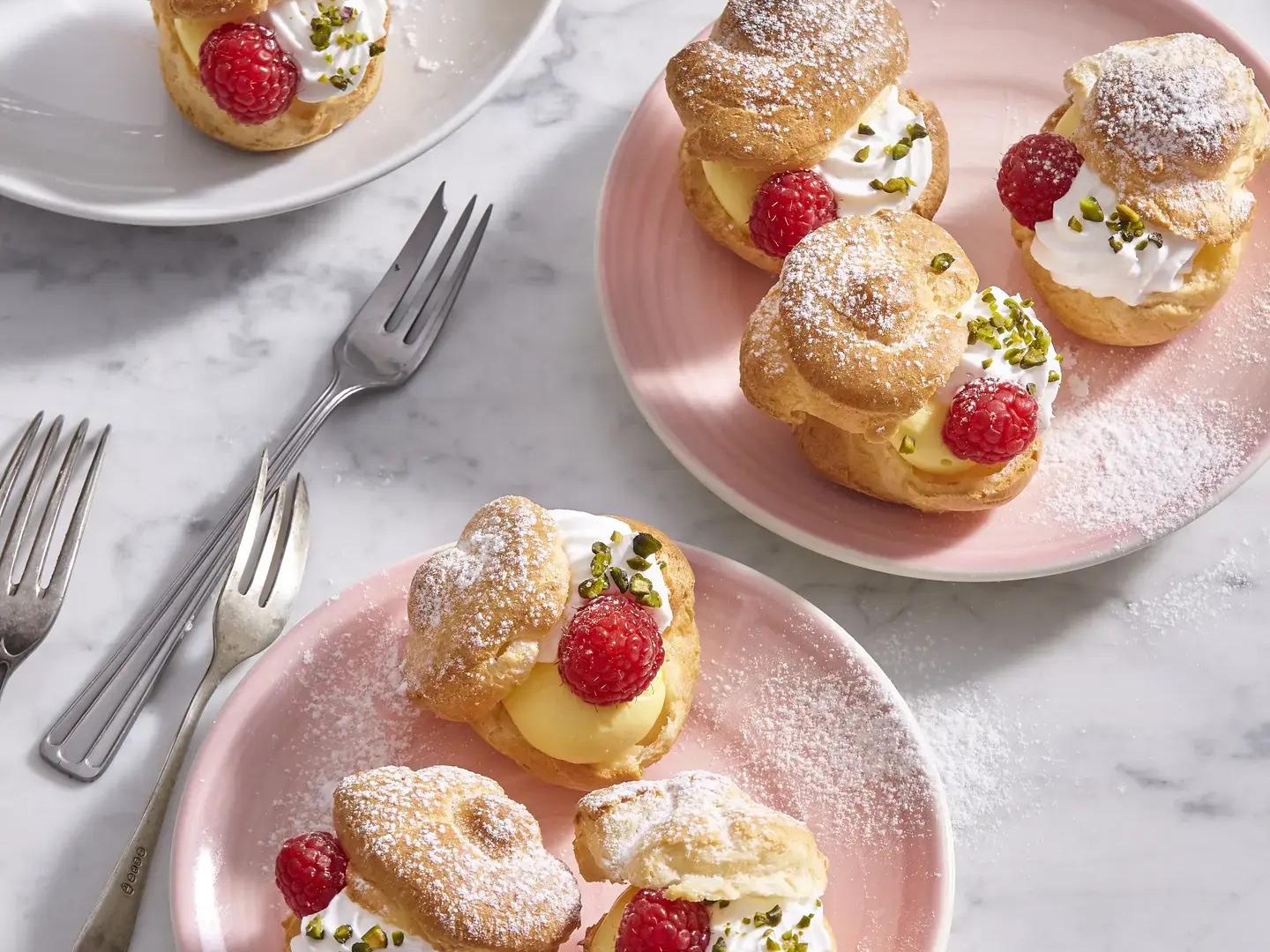 Křupavé bábovky s malinami a lemon curd recept - Labužník.cz