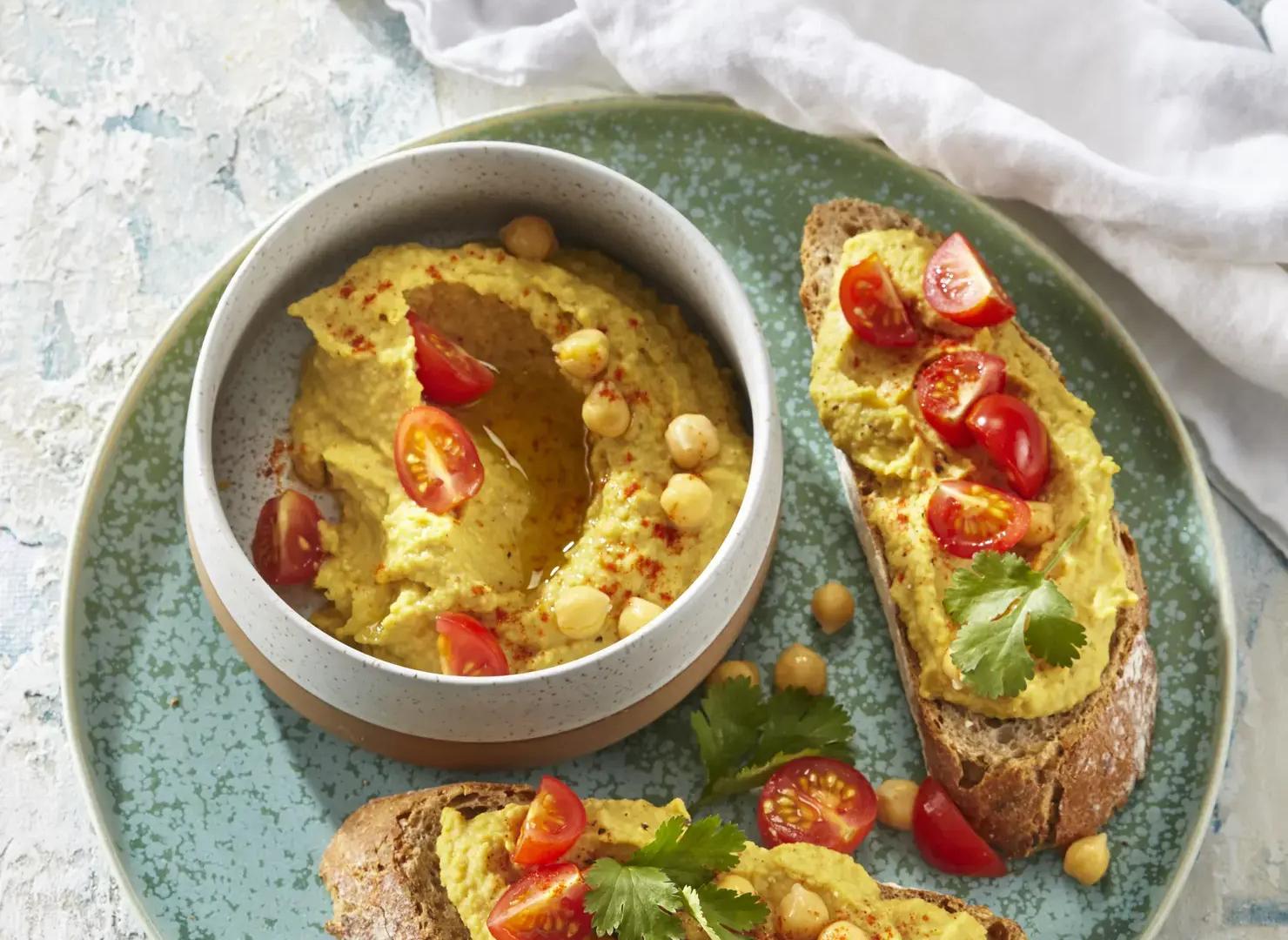 Chleby s hummusem a rajčátky recept - Labužník.cz
