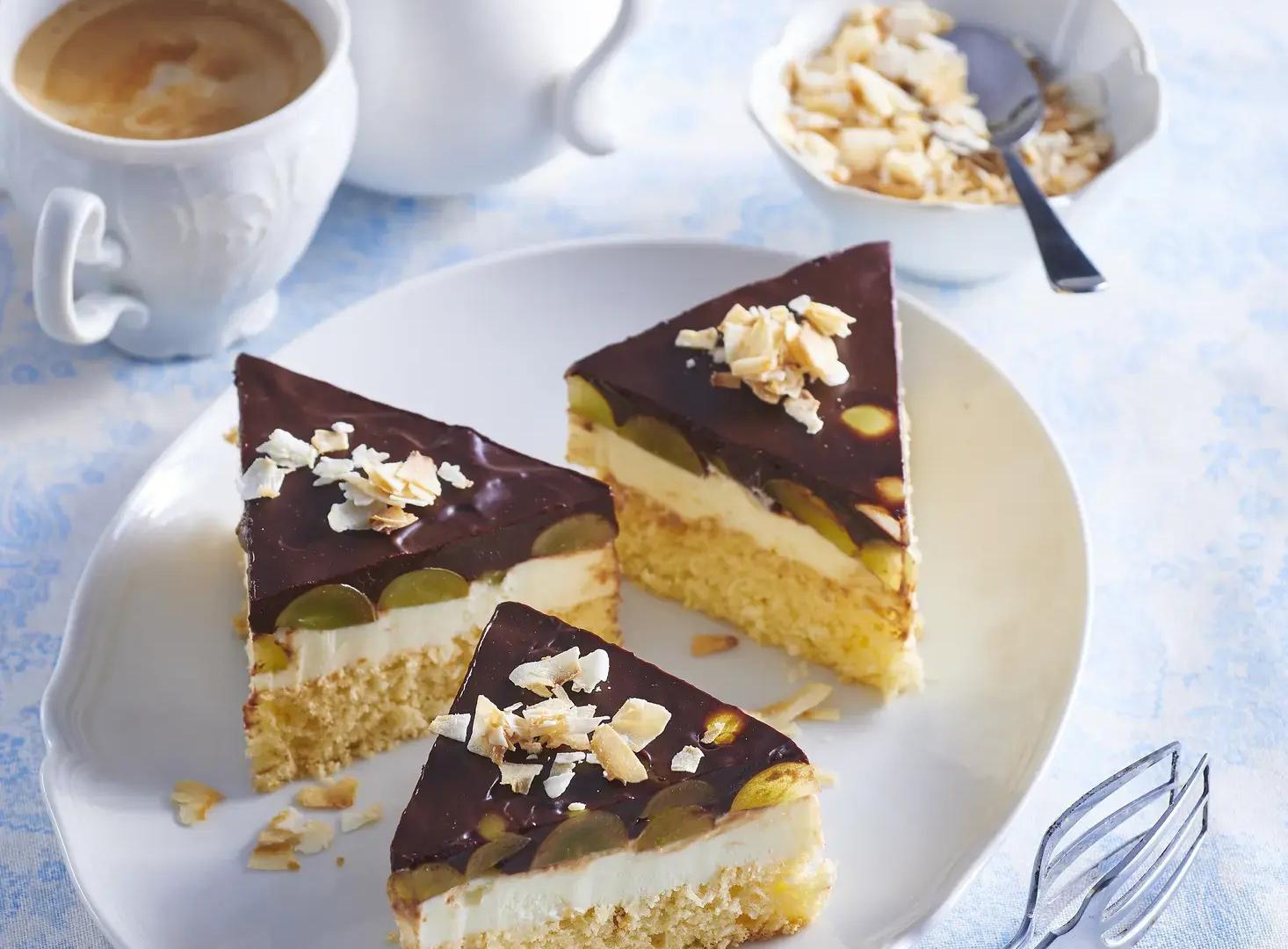 Buchta s kokosem a hrozny recept - Labužník.cz