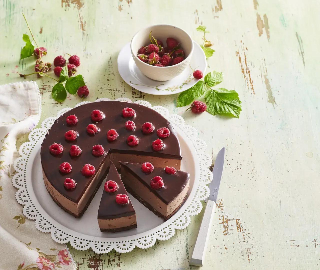 Čokoládový cheesecake s malinami recept - Labužník.cz