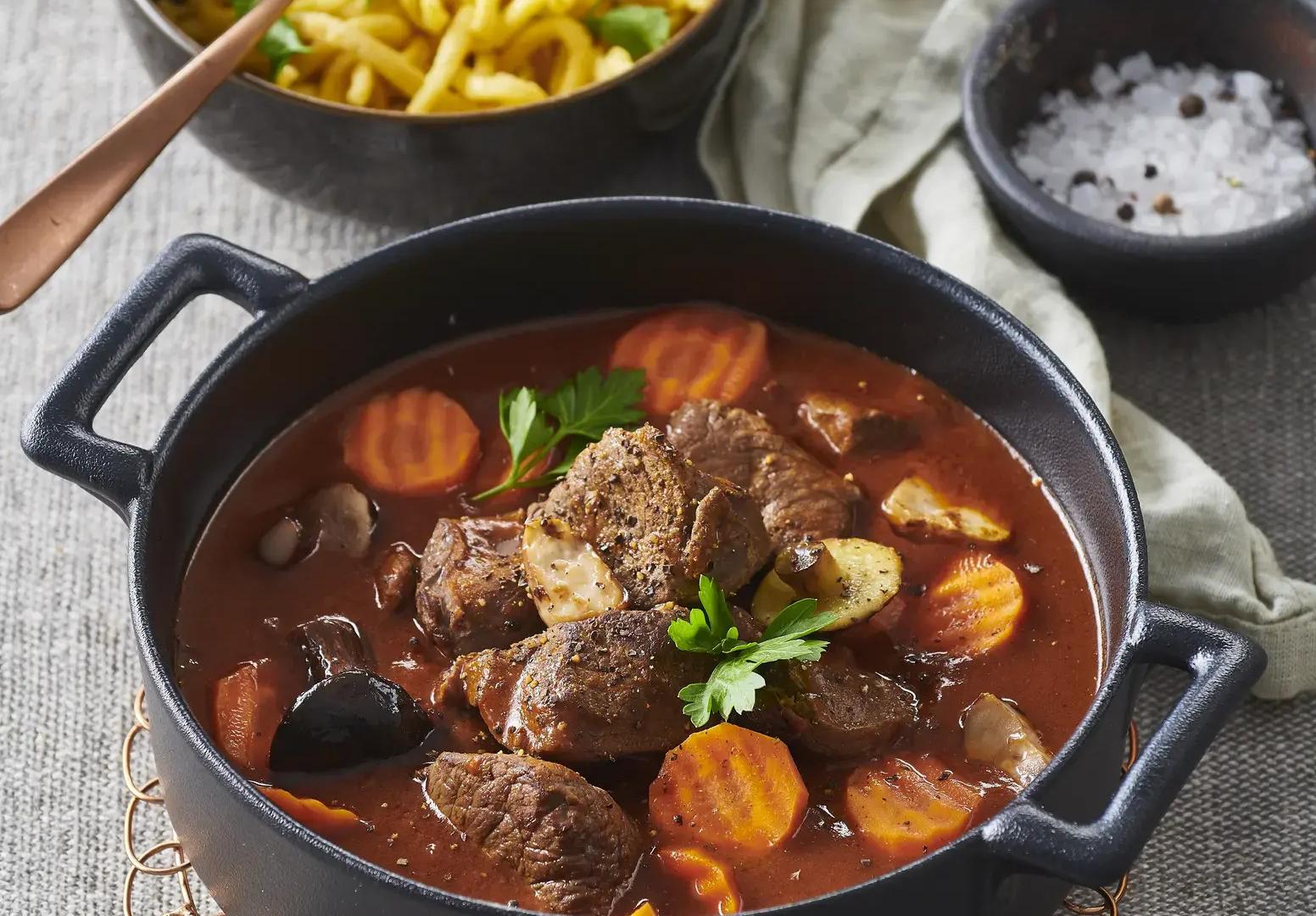 Srnčí ragú s hříbky a špeclemi recept - Labužník.cz