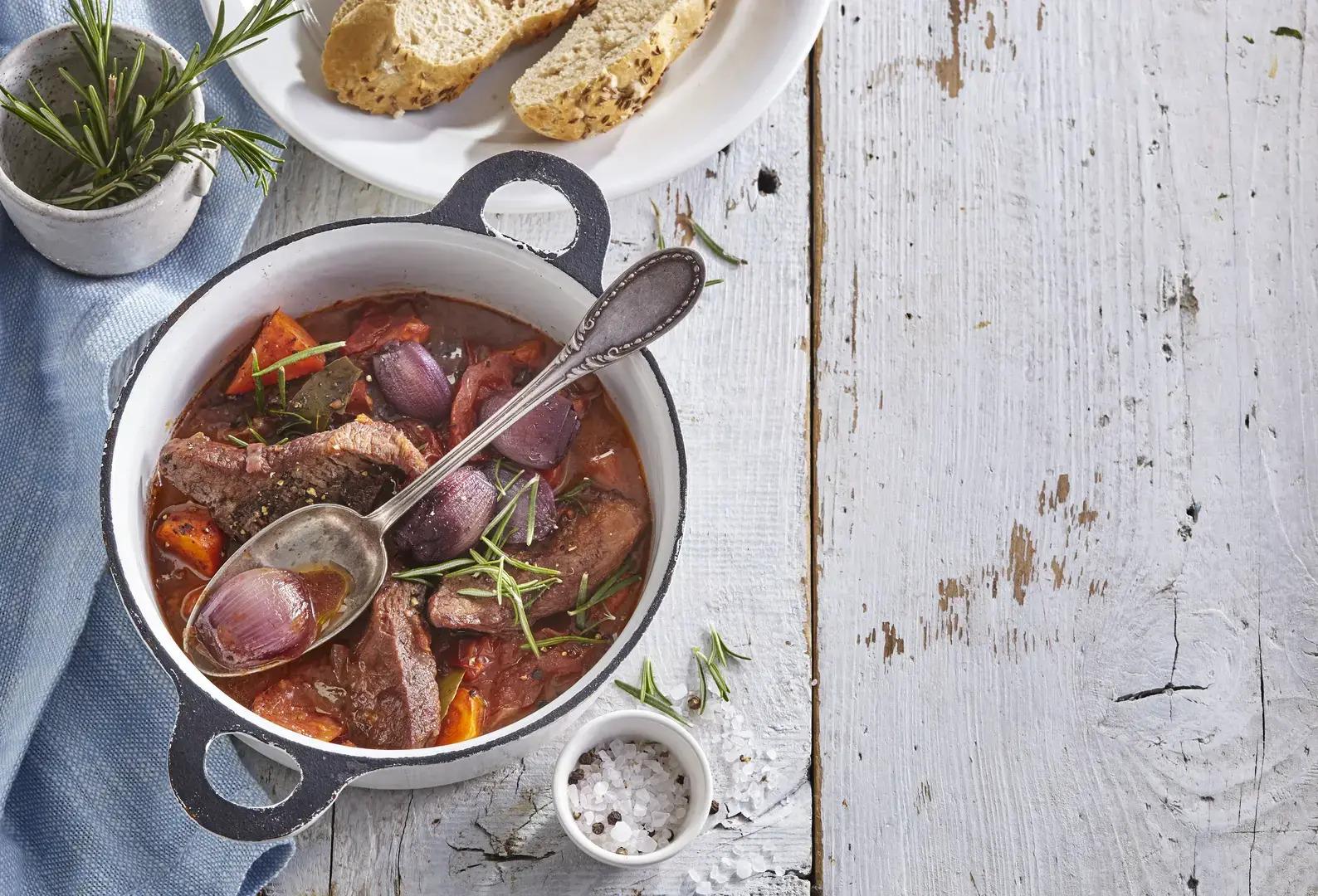 Telecí ragú s cibulkami recept - Labužník.cz