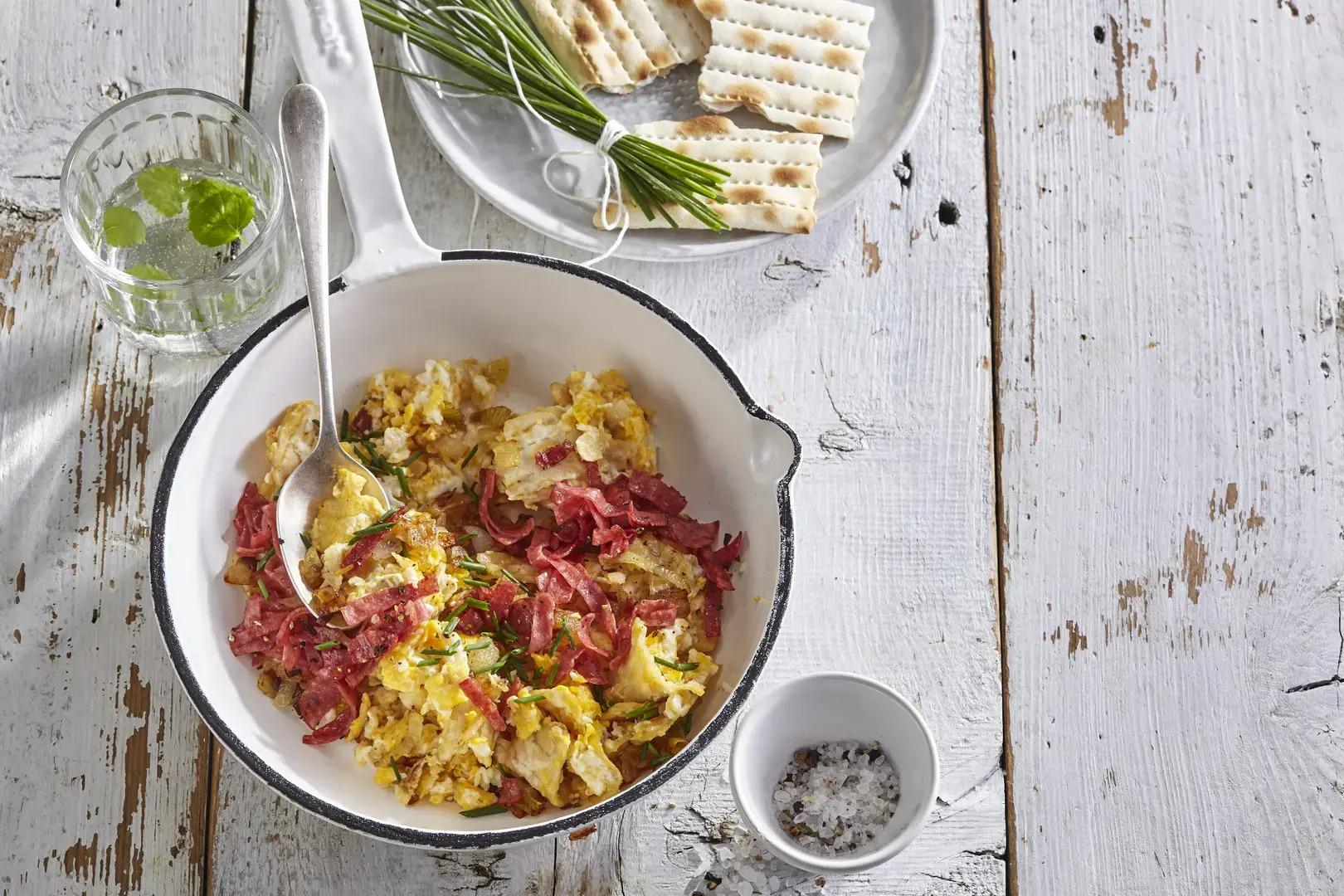 Matzo brei se salámem a cibulí recept - Labužník.cz