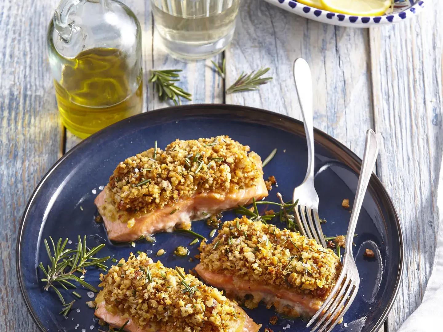Pečený losos s oříškovou krustou recept - Labužník.cz