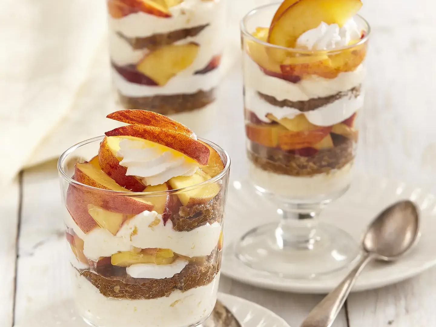 Trifle se zakysanou smetanou a nektarinkami recept - Labužník.cz