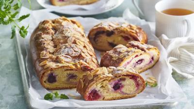 Kynutý závin s pudinkem a drobným ovocem recept - Labužník.cz